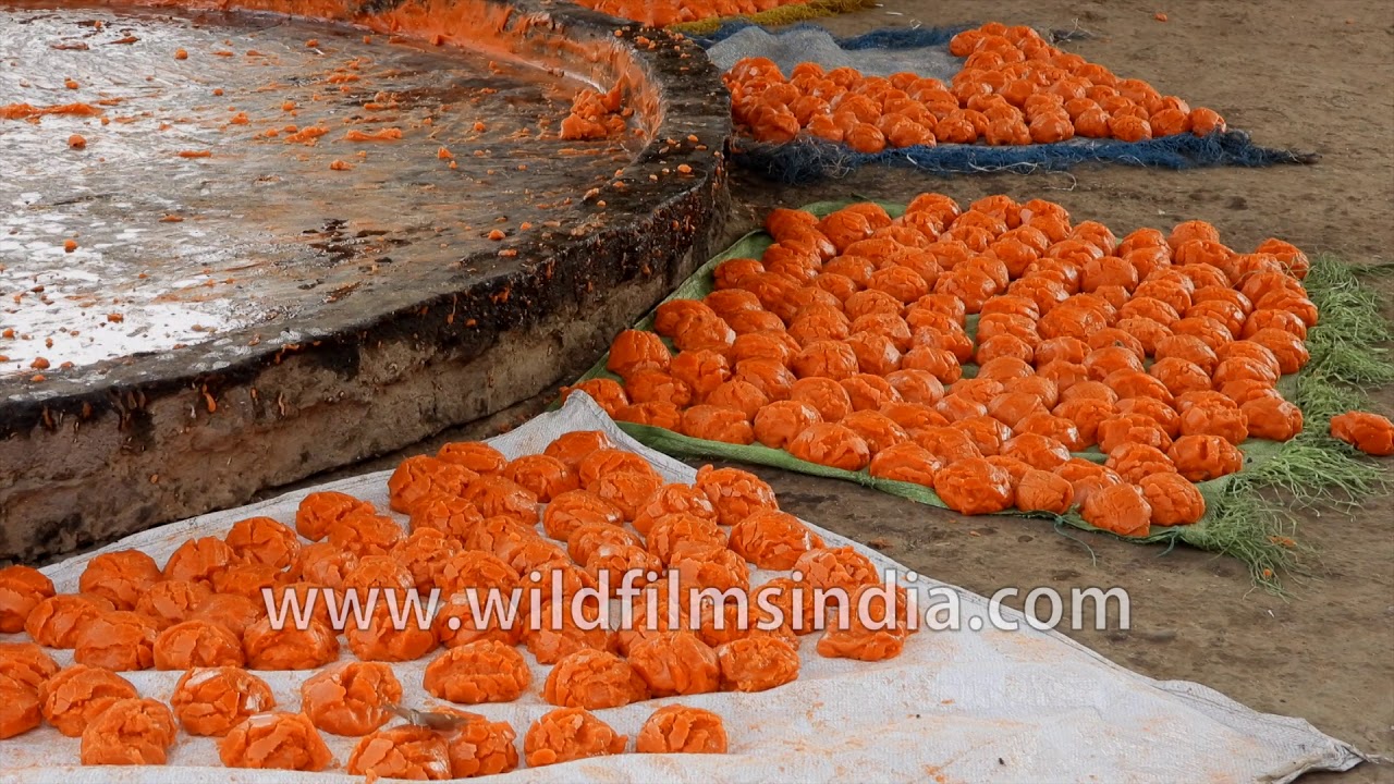 Jaggery packing in India – gur - YouTube