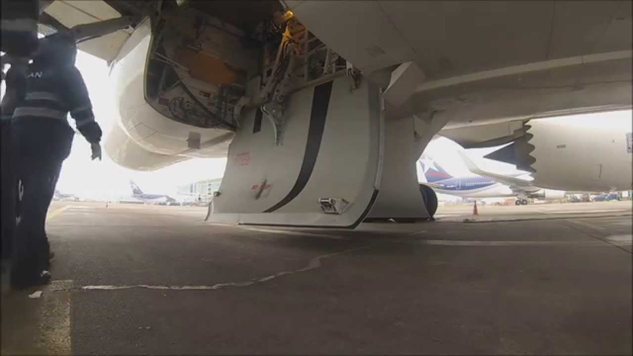 B787 MLGs DOORS - YouTube