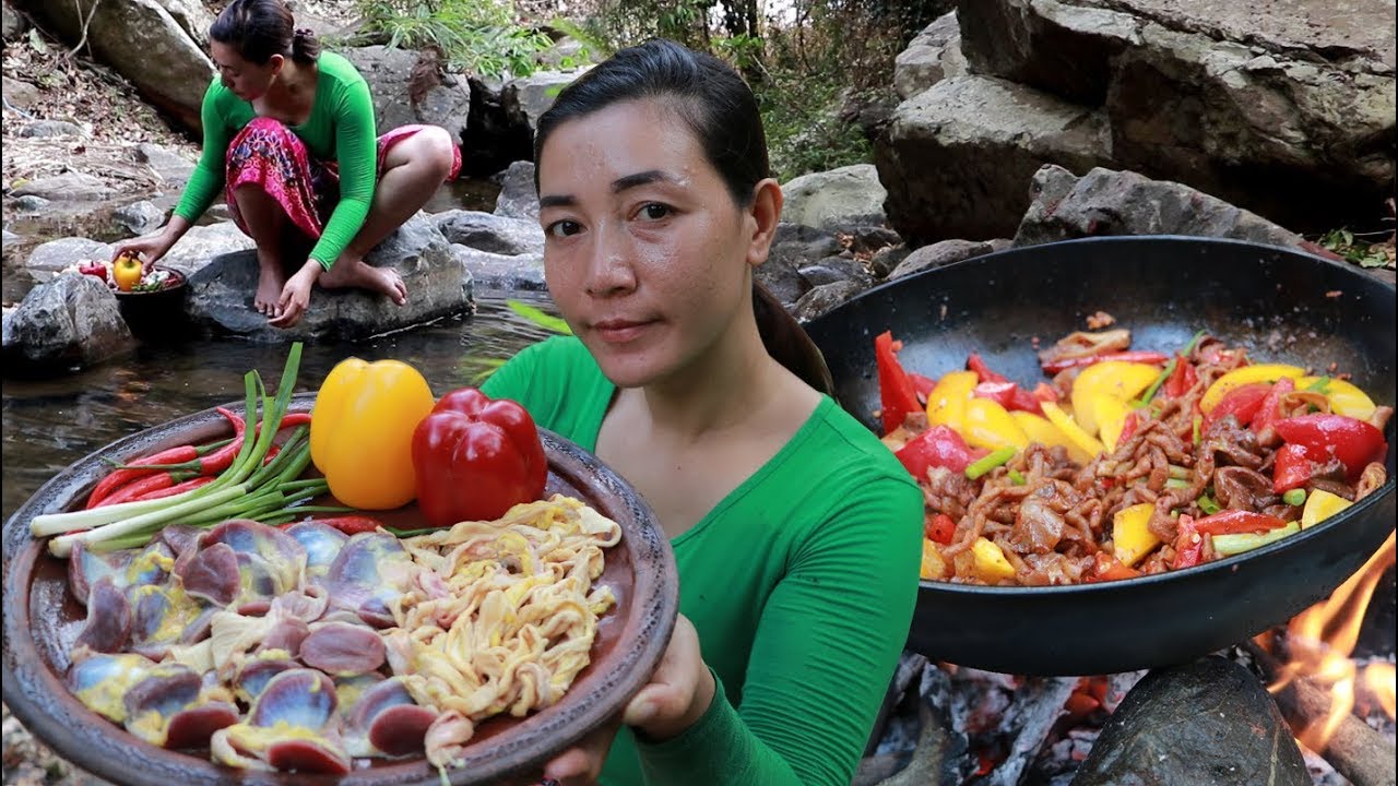 Cooking Gizzard with Bell pepper at river eating delicious - YouTube