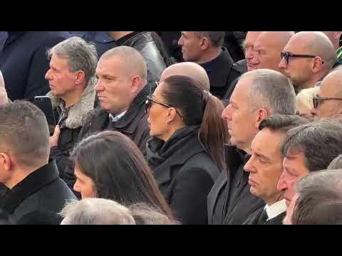 Ceca roni suze na sahrani dragog prijatelja Dragana Markovića Palme - YouTube