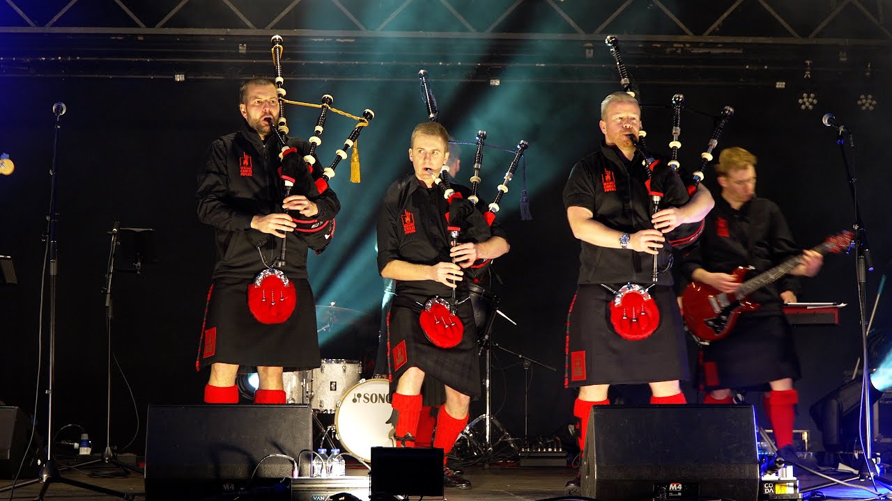 Red Hot Chilli Pipers play AC/DC Thunderstruck during Perth's 2022 St ...