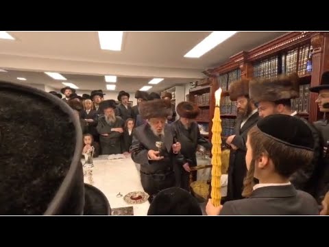 Kapishnitz Rebbe Makes Havdalah | האדמו”ר מקאפיטשניץ בהבדלה - YouTube