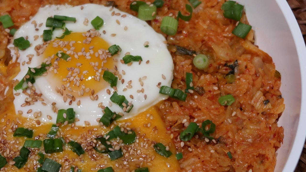 Crispy pan fried kimchi fried rice with cheese and egg - YouTube