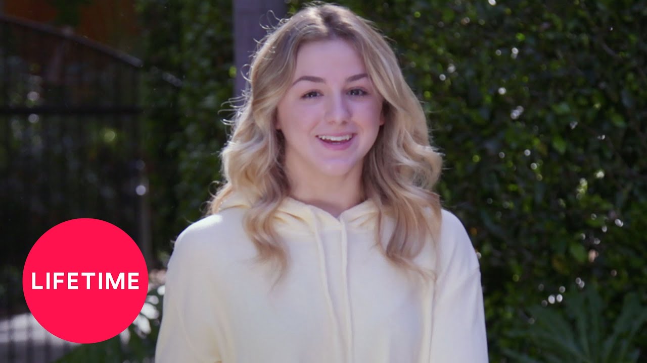 Chloe Does It: New York Beautycon Bound | Lifetime - YouTube