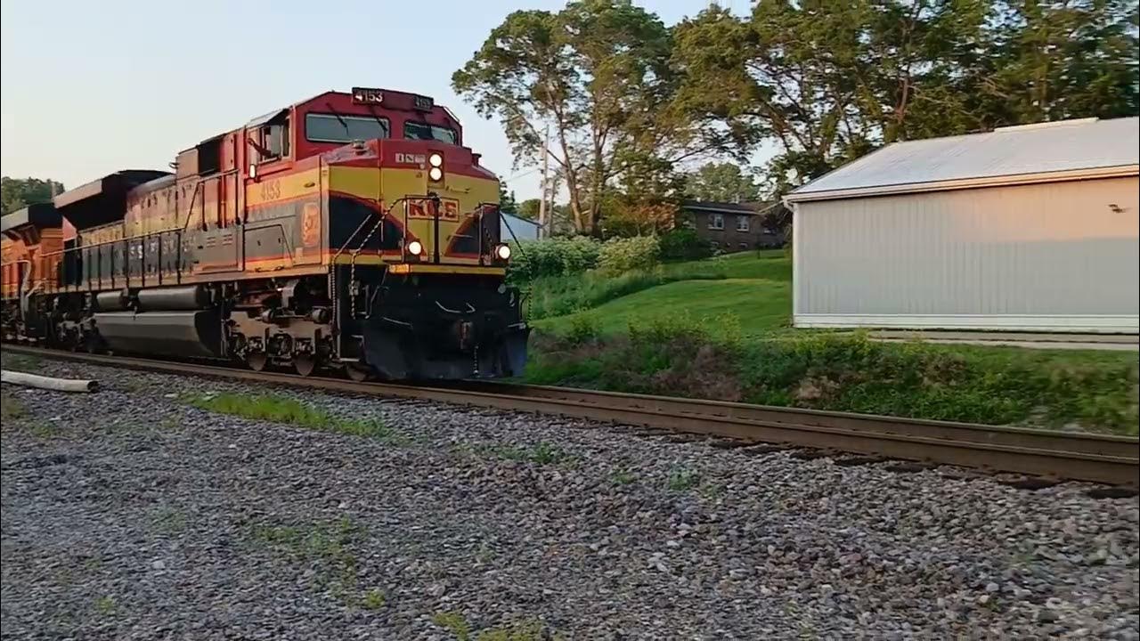 KCS 4153 leading conductor gives horn salute in Orion Illinois - YouTube