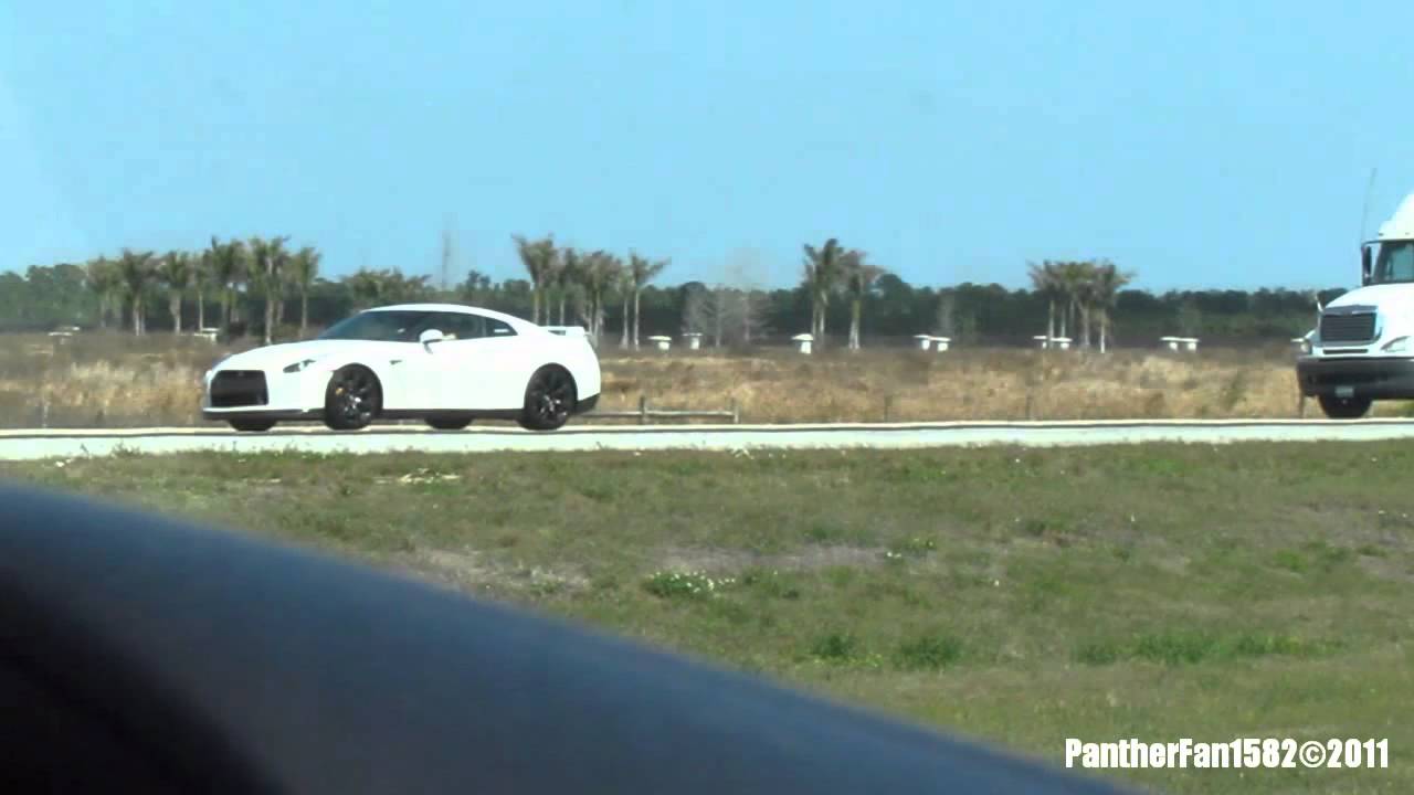 (HD) Nissan GT-R Fly By on the highway - YouTube