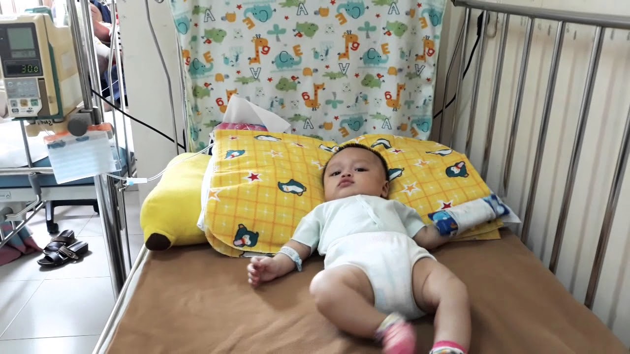 Bayi Aktif ketika lagi di infus - YouTube