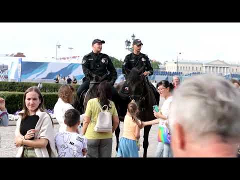 Центр Петербурга начала патрулировать конная полиция