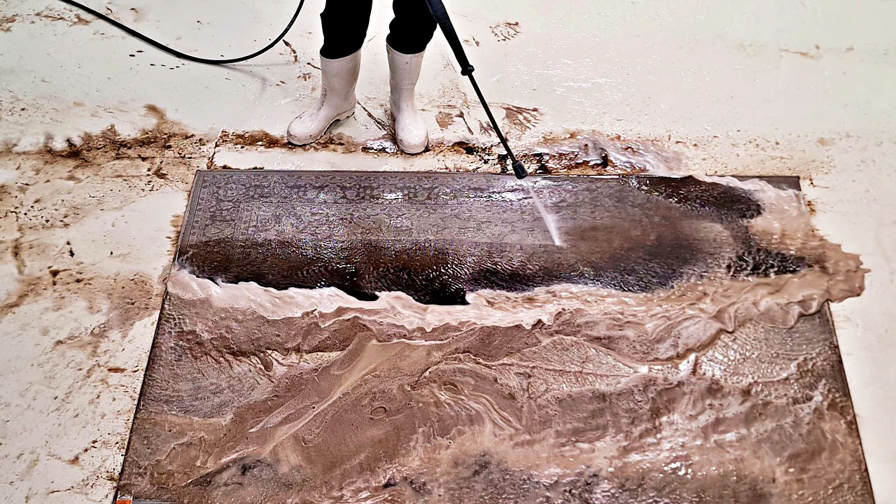 OMG, check out what came out of the combination of mud and thick foam ...