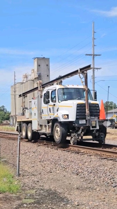 Union Pacific Hi-rail truck at Dexter Missouri - YouTube