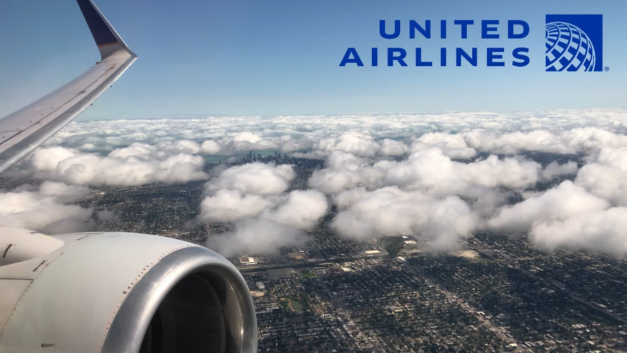 Parallel Takeoff / View of Chicago Skyline - Boeing 737-900ER operated ...