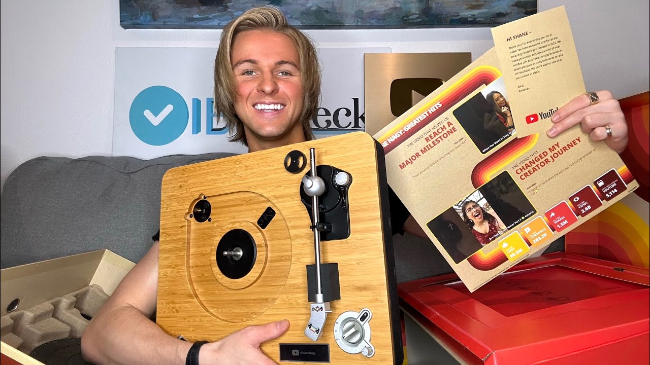 YOUTUBE RECORD PLAYER GIFT UNBOXING! 🤩 - YouTube