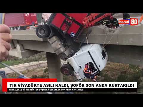 Tır, viyadükte asılı kaldı, şoför son anda kurtarıldı