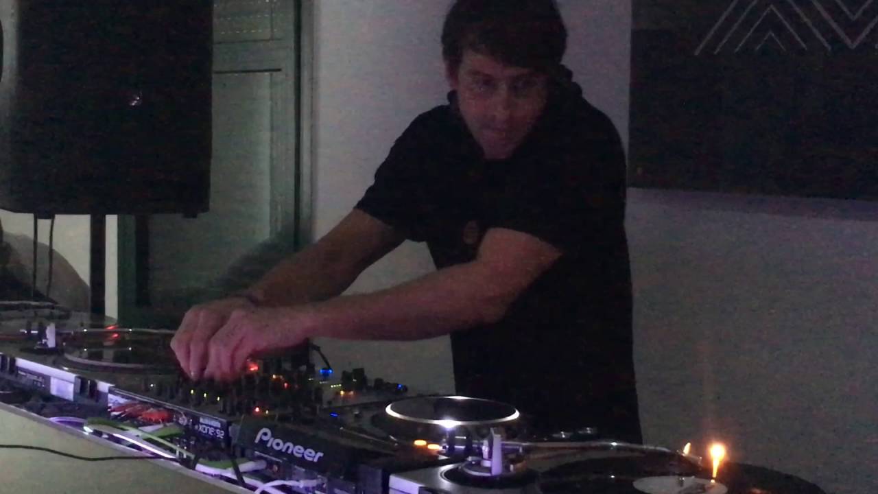 Alex Downey @The Bass Valley - YouTube