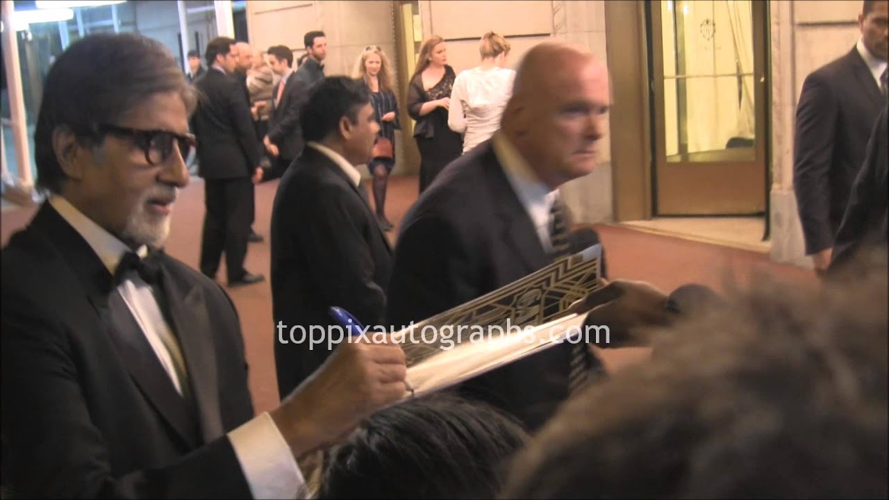 Amitabh Bachchan - Signing Autographs at 'The Great Gatsby' Premiere ...
