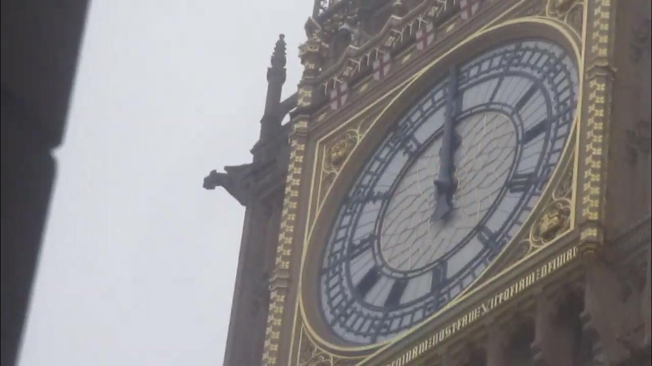 big ben chiming 12pm last day of 2022 as it was 12 hours left until ...