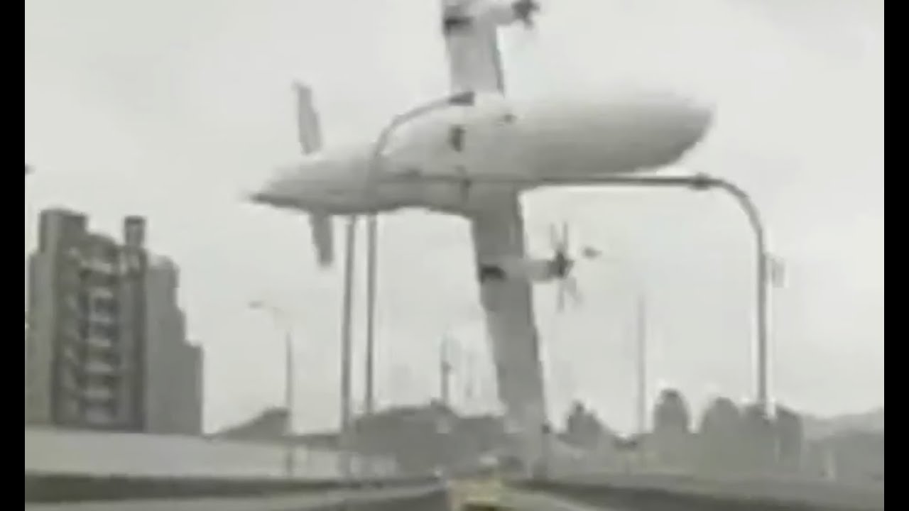 Taiwan plane crash caught on camera - YouTube