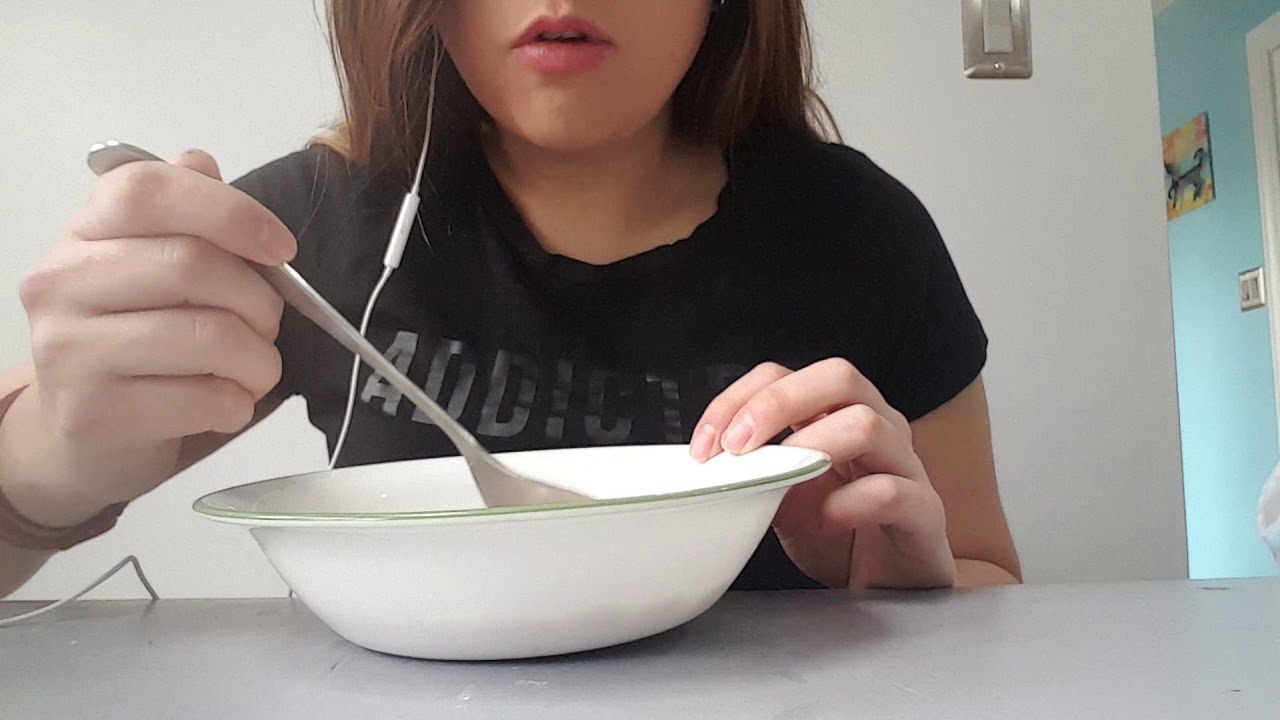 ASMR eating sounds: Cereal / Colombian girl - YouTube
