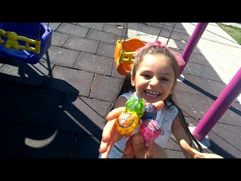 Lina Salıncaktan İnmek İstemedi Annesi 10 a Kadar Saydı Anlaşamadılar Topitopla  Anlaştılar