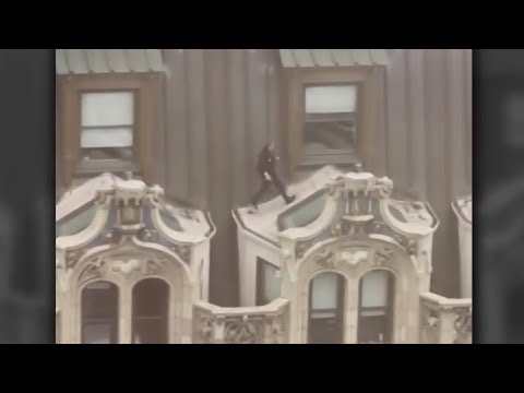 Man spotted jumping across rooftop in Manhattan - YouTube