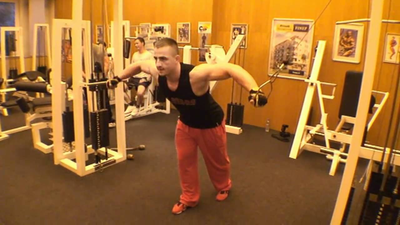 ALL STARS reprezentant Vítek Sahula - trénink hrudníku a tricepsů - YouTube