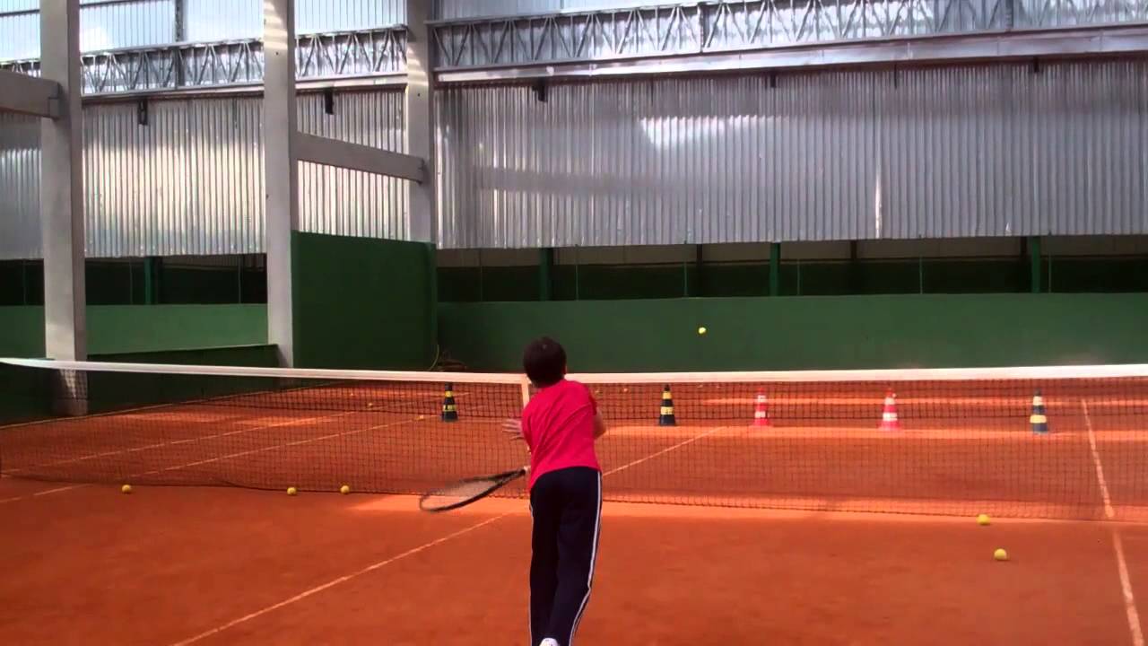 Iniciação ao saque com Larri Passos - YouTube