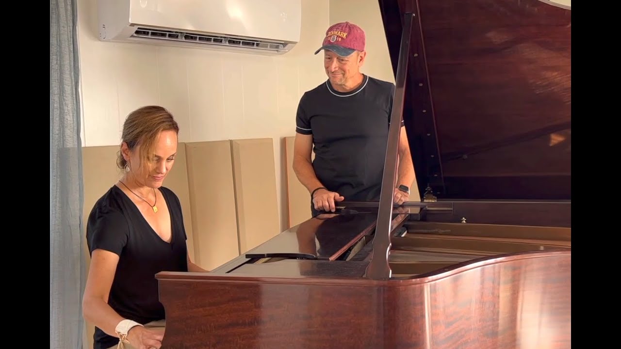 Lisbeth Scott of Globus on "You'll Never Walk Alone" - YouTube