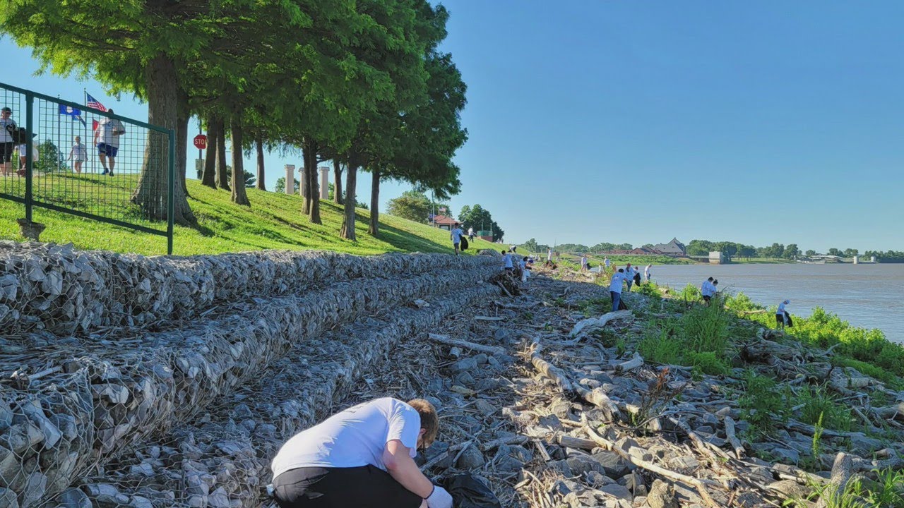 Volunteers sweep the Ohio River clean - YouTube
