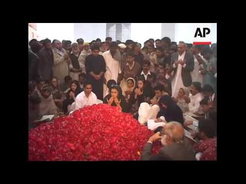 AP pix of Nawar Sharif laying wreath at Bhutto's grave