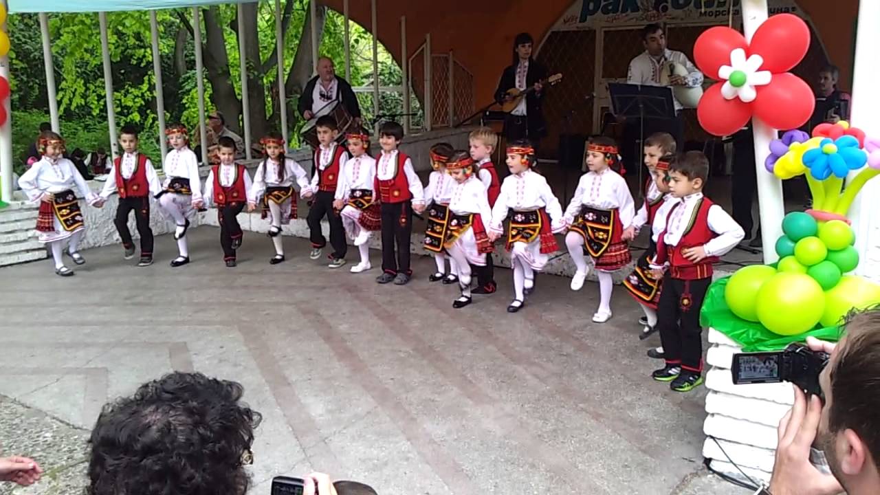 Dobby folklor dancing - YouTube