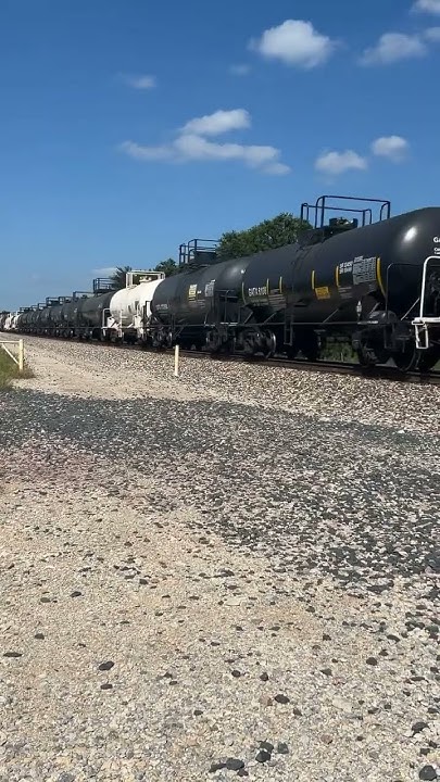 UP 8970 leads a manifest thru millsap, Tx - YouTube