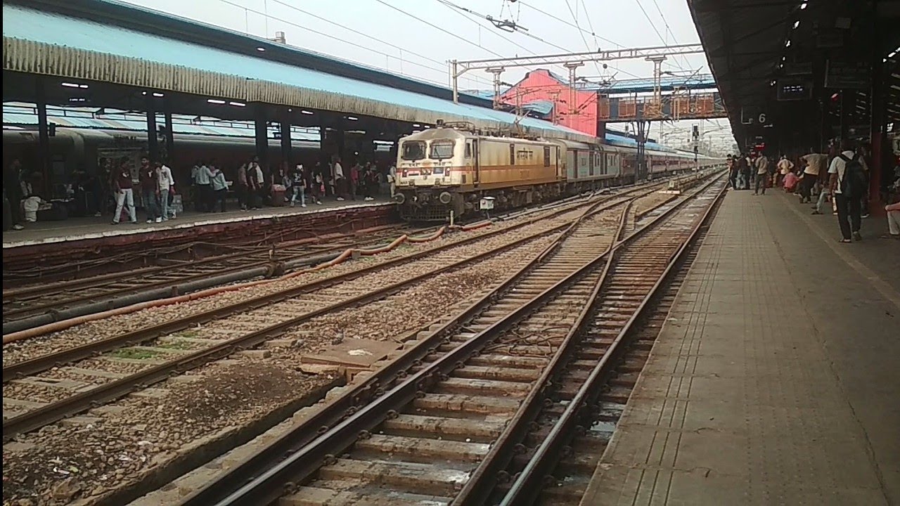 15910🔄15909 AVADH ASSAM EXPRESS Train Arriving At Old Delhi Station ...