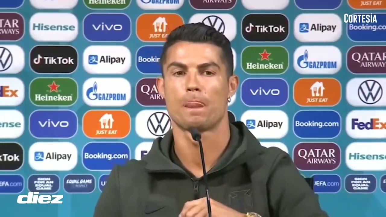 Cristiano Ronaldo CR7 drinks WATER!! - YouTube