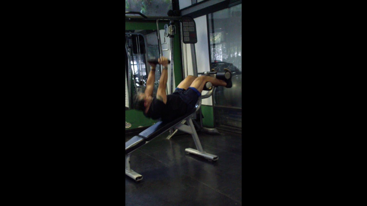 Abdominal en banco inclinado con disco - YouTube