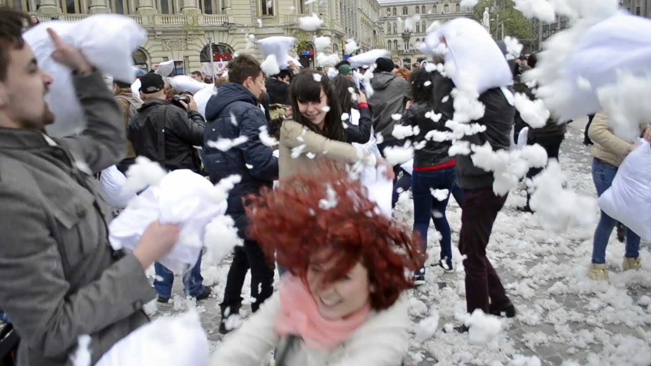 WORLD'S CRAZIEST PILLOW FIGHT - YouTube