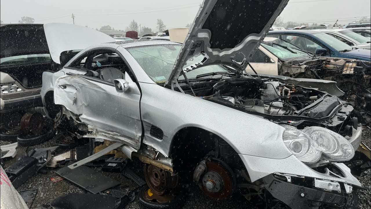 Wrecked 2005 Mercedes-Benz R230 SL500 at Junkyard - YouTube