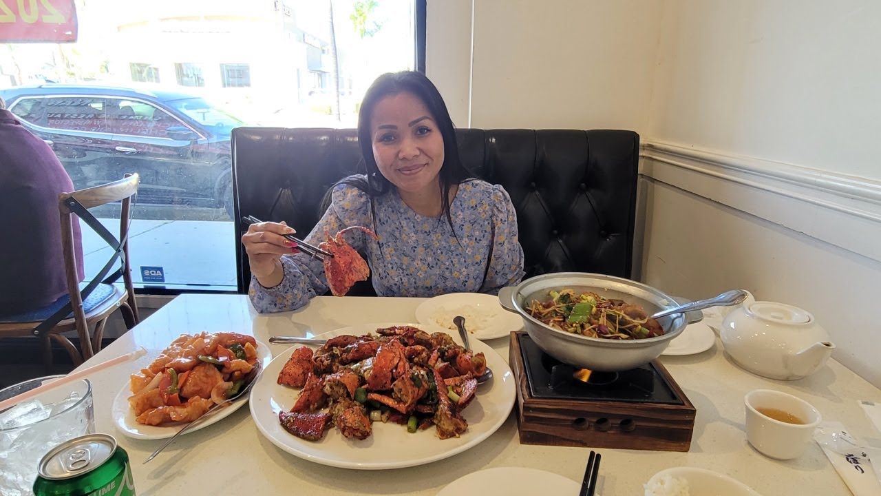 Enjoying Delicious Chinese Food - YouTube
