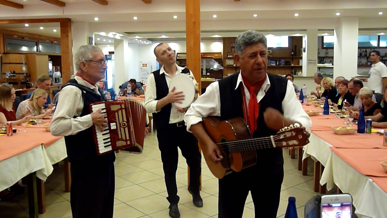 Salvatore Briguglio in "Parlami d' amore Mariù" al Villaggio Residence ...