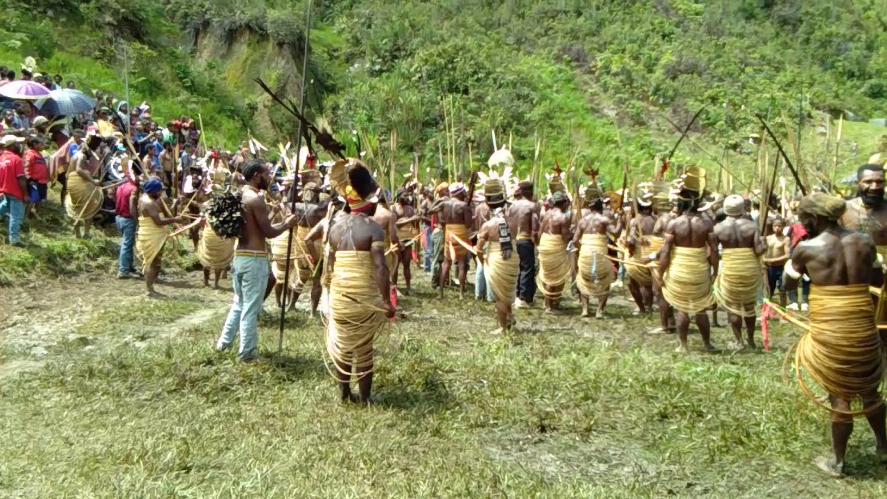 Yali Anggruk cultural dance in Yahukimo Regency - YouTube