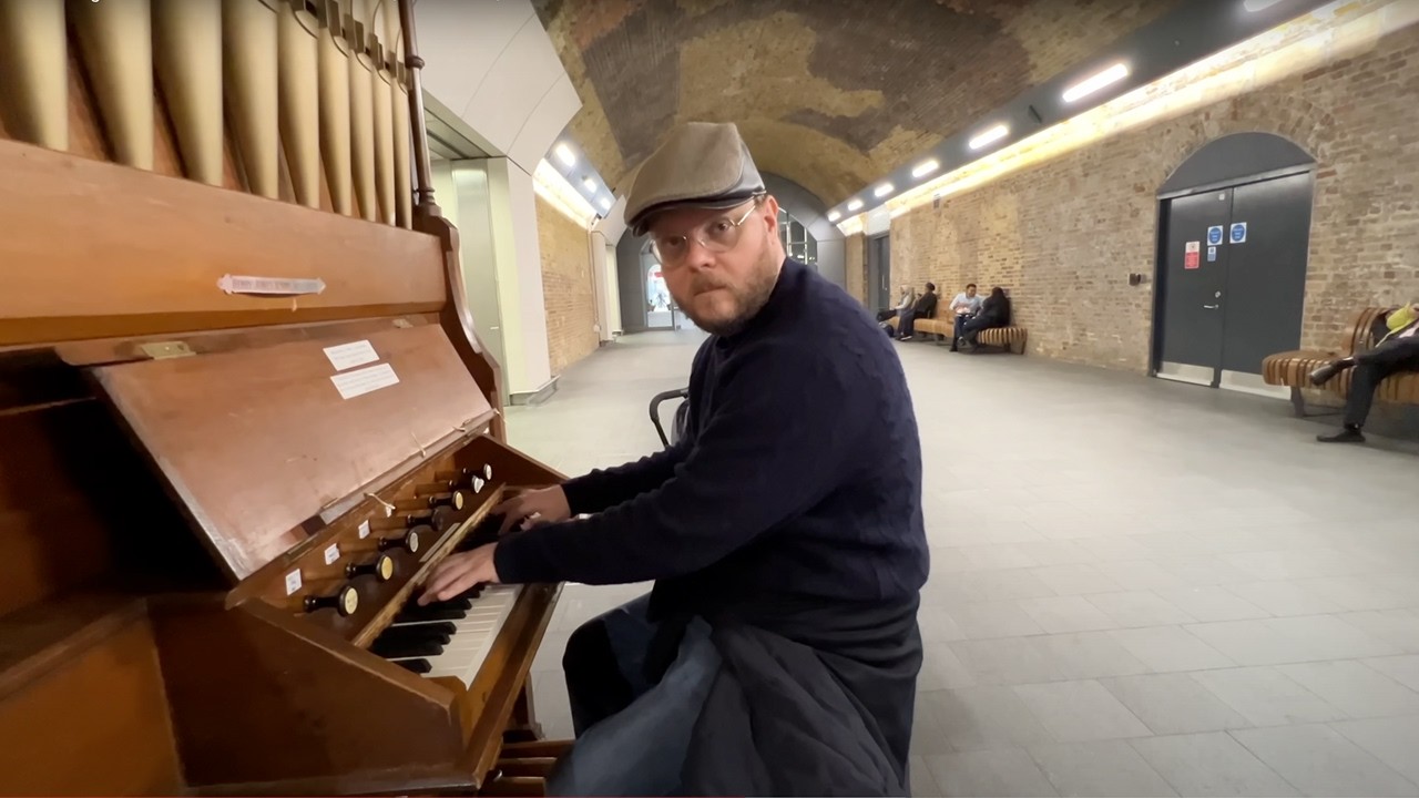 Found a Secret Pipe Organ in London! | Vinheteiro | - YouTube
