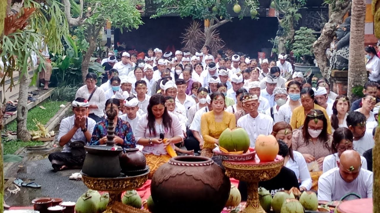 Palukatan Dasa Bayu di Pasraman Dharmasila Tampaksiring - YouTube