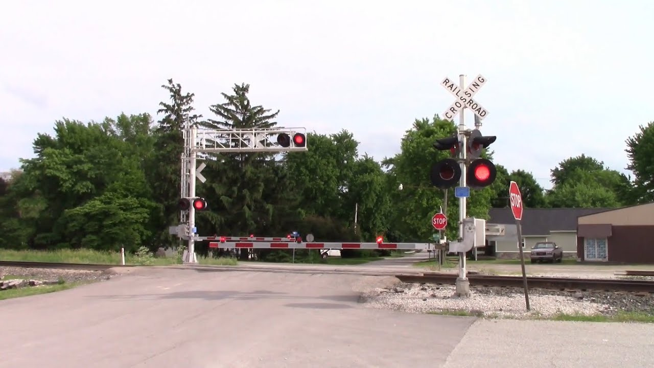 Main Street Railroad Crossing - CSX Q640 w/ CSX 5279 and CSX 5255 in ...