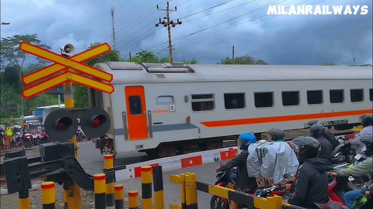 Kompilasi Kereta Api Di Palang Pintu Perlintasan KA | Railroad Crossing | Desember2024 - YouTube