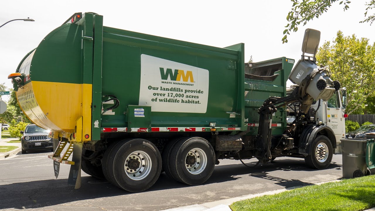 Autocar AutoReach 103082 | Waste Management - YouTube