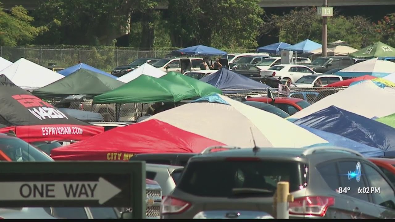 UH football tailgaters celebrate new football season - YouTube