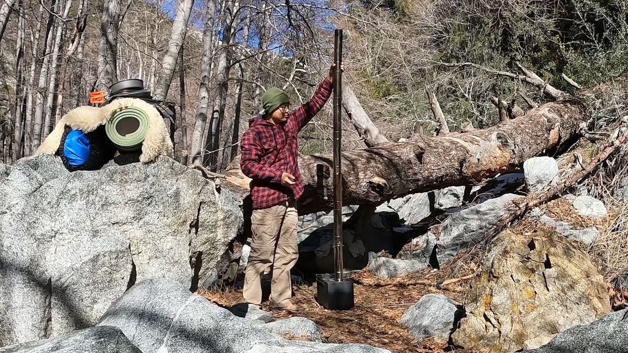 Solo bushcraft，natural shelter，camping under a fallen tree，Green onion ...