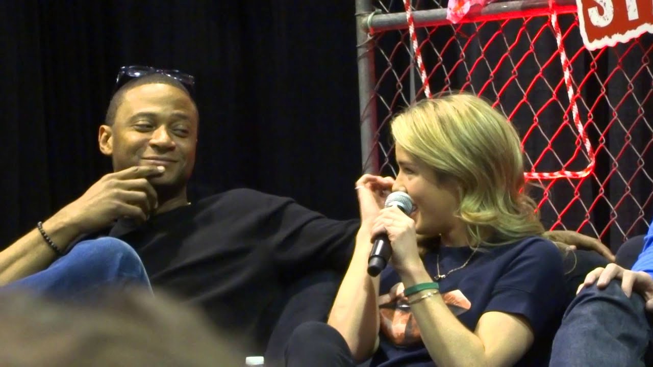 Arrow cast discusses their favorite moments - YouTube