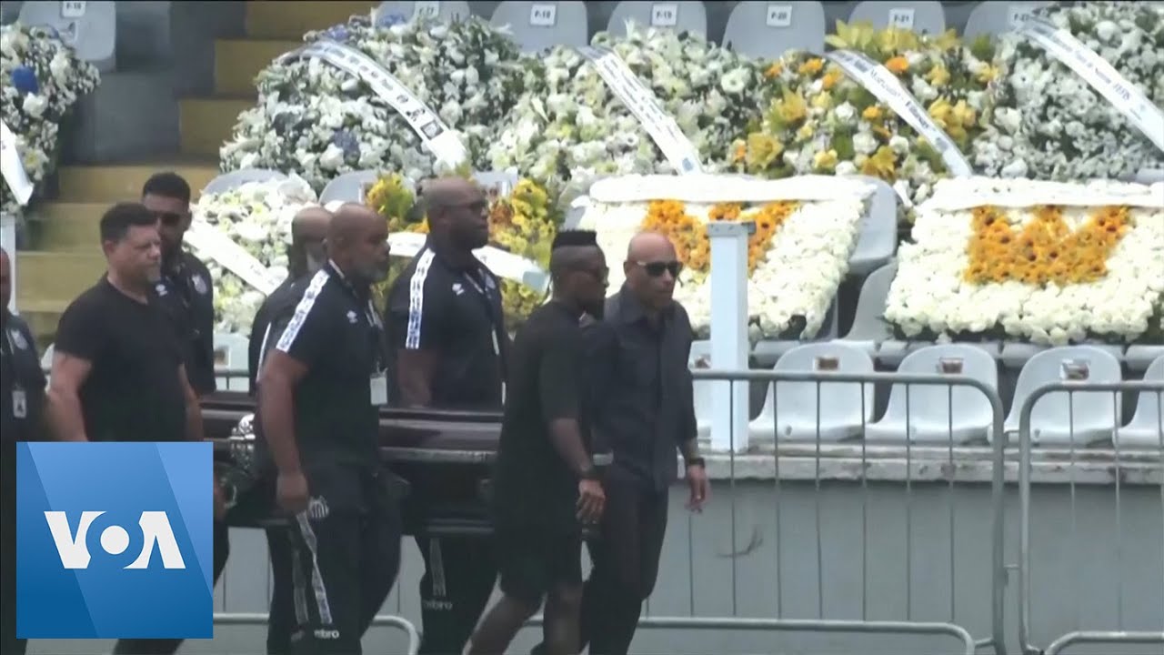 Pele’s Coffin Carried Into Santos Soccer Stadium - YouTube
