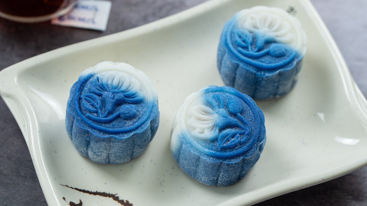 Blue And White Snowskin Mooncakes | 青花瓷月饼 - YouTube