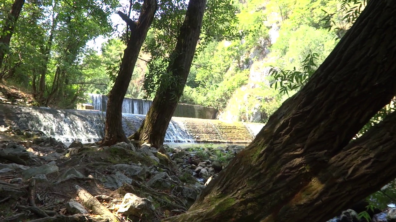 Brana na reci Gradac - YouTube
